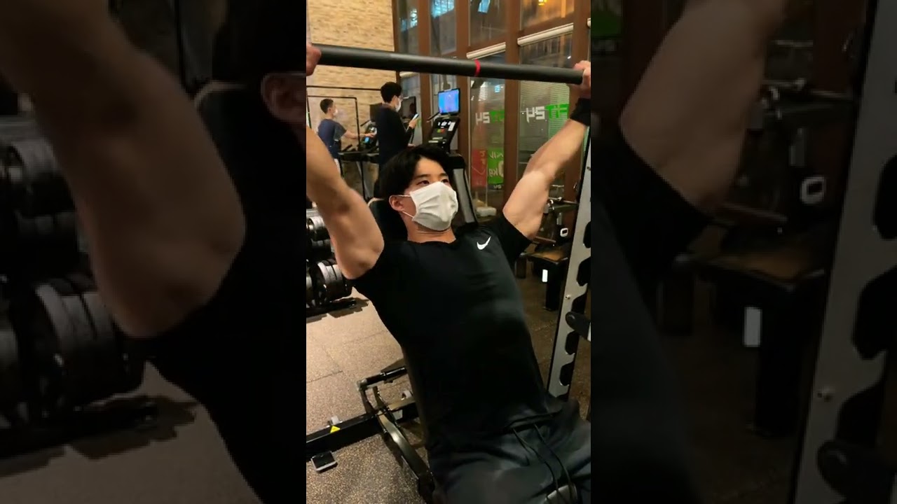 いや、もう俺の肩、範馬刃牙くらいになったんじゃね？ #shorts - MzMzMMz